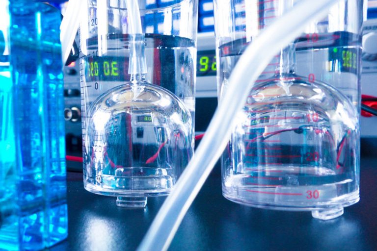 Elektroliza wody → Reakcja • Schemat • Napięcie • Równanie • Wzór